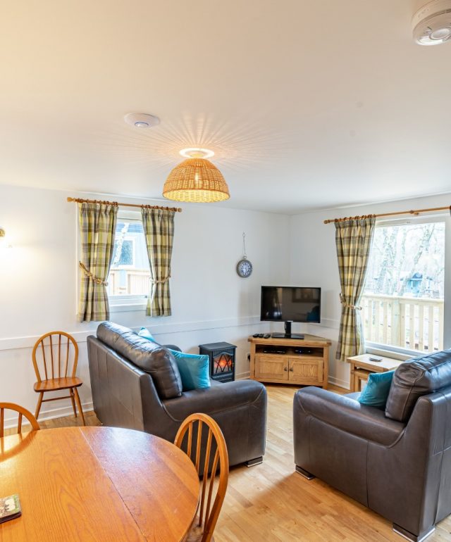 Bracken Lodge 5 with Hot Tub - Solid Luxury - Kiltarlity Lodges - Scotland